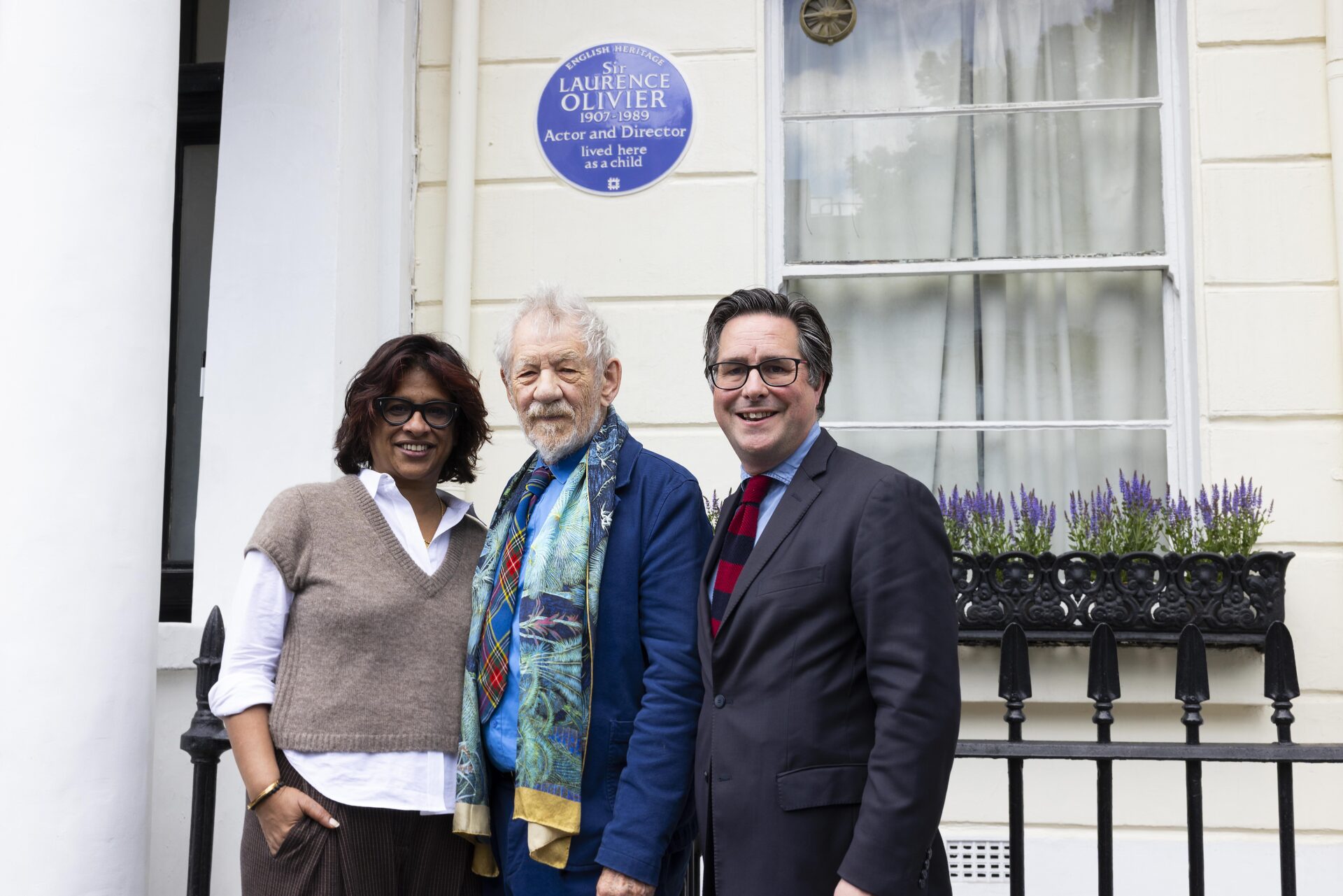 Blue plaque unveiled in honour of Sir Laurence Olivier - SOLT